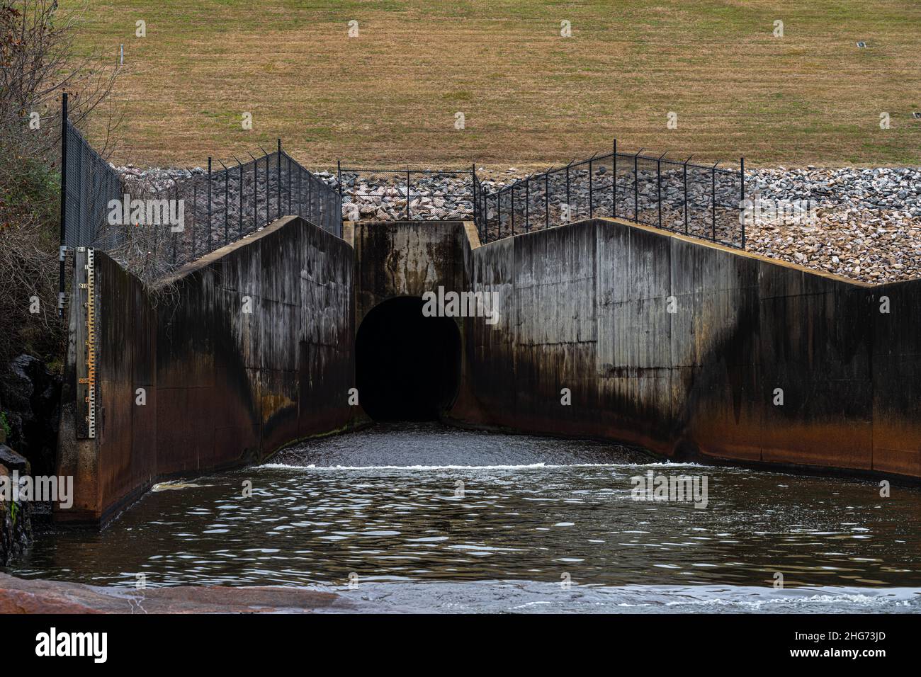Dam outlet hi-res stock photography and images - Alamy