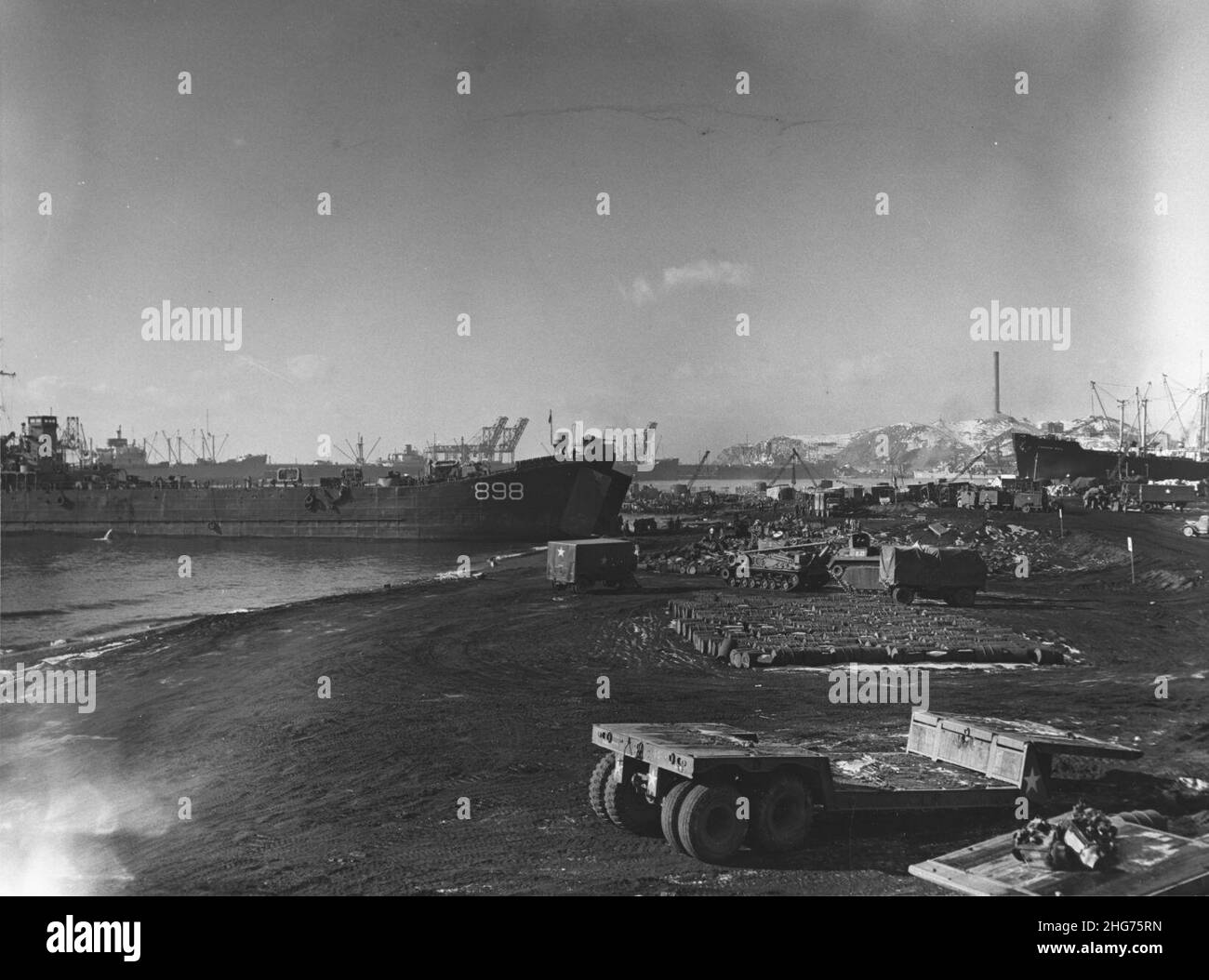 Ships in Hungnam harbour, Korea, 14 December 1950 Stock Photo - Alamy