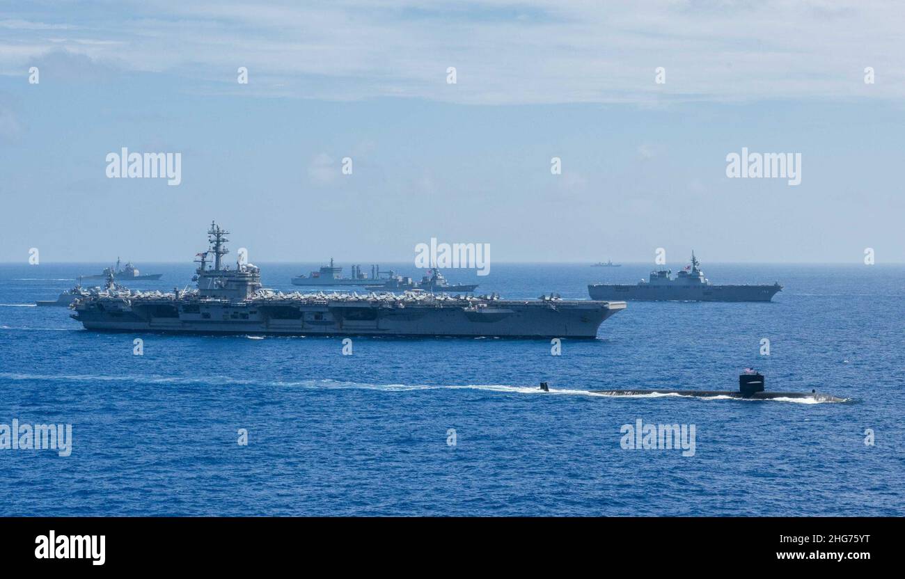 Us navy ships sailing in hi-res stock photography and images - Alamy