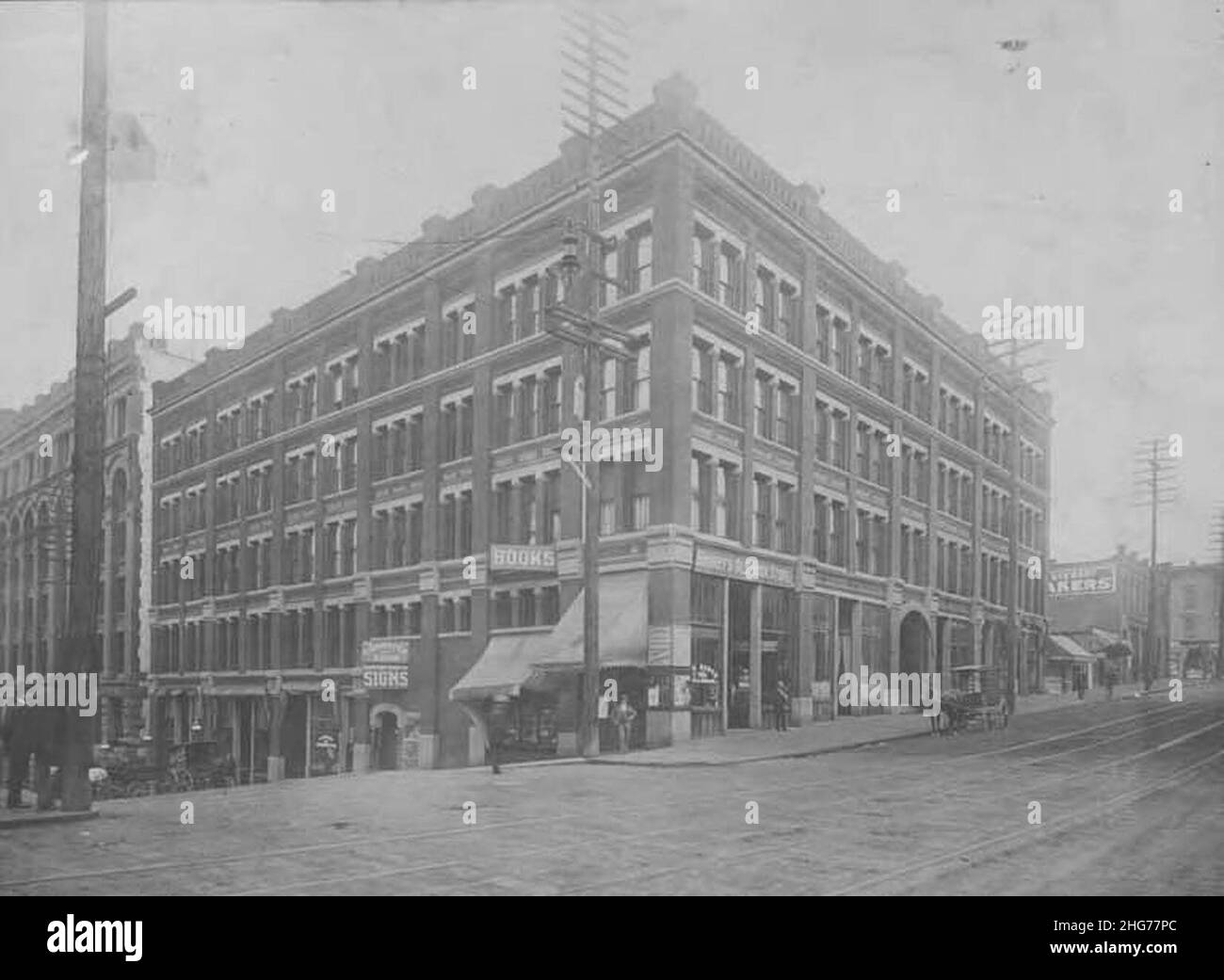 Vintage corner store Black and White Stock Photos & Images - Alamy