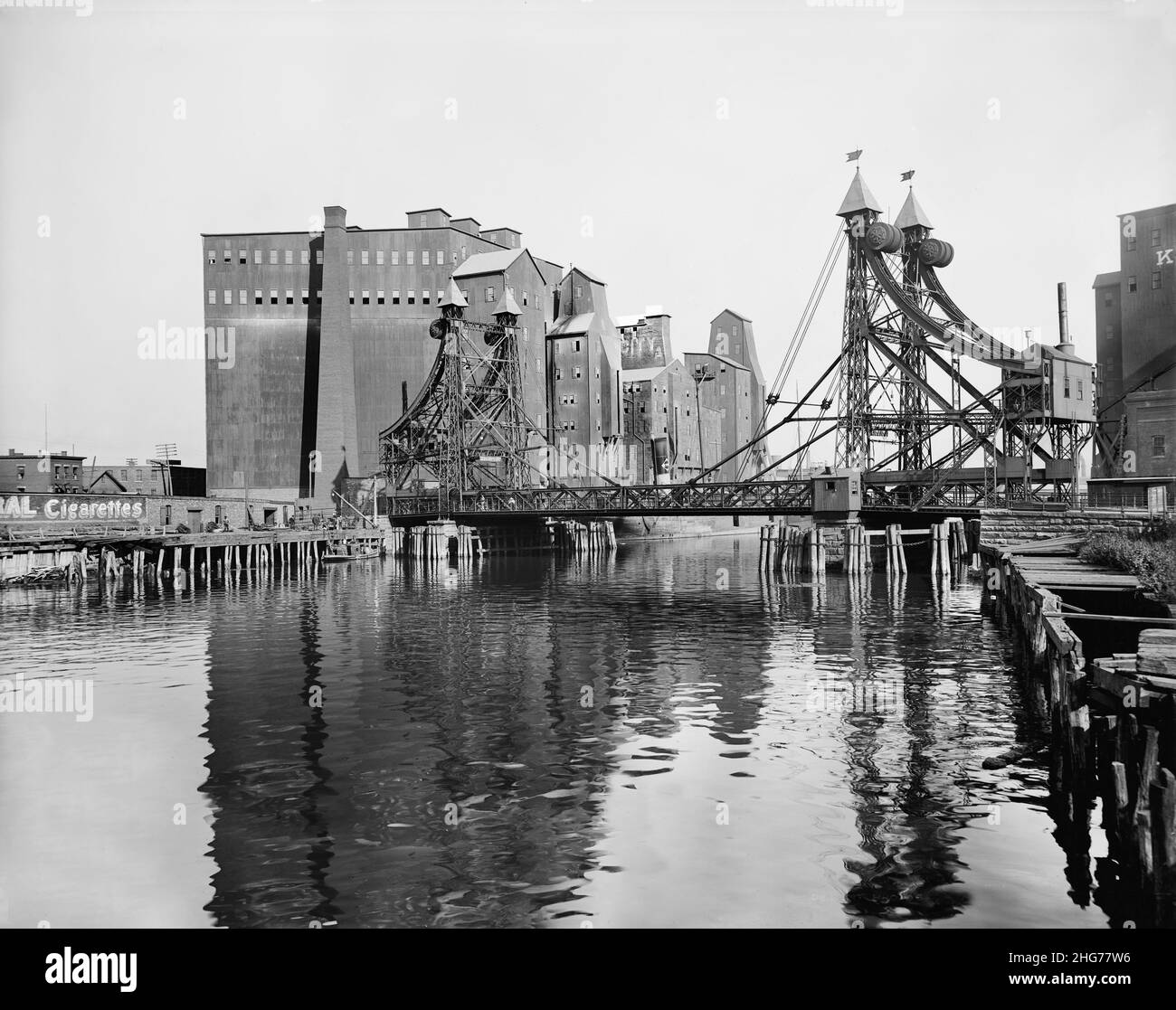 1900s bridge buildings and people Black and White Stock Photos & Images ...