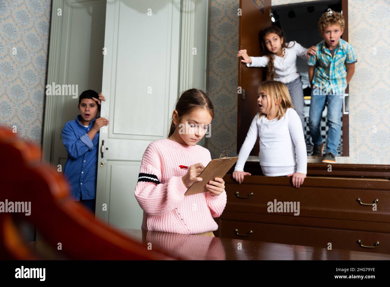 Children trying find way hi-res stock photography and images - Alamy