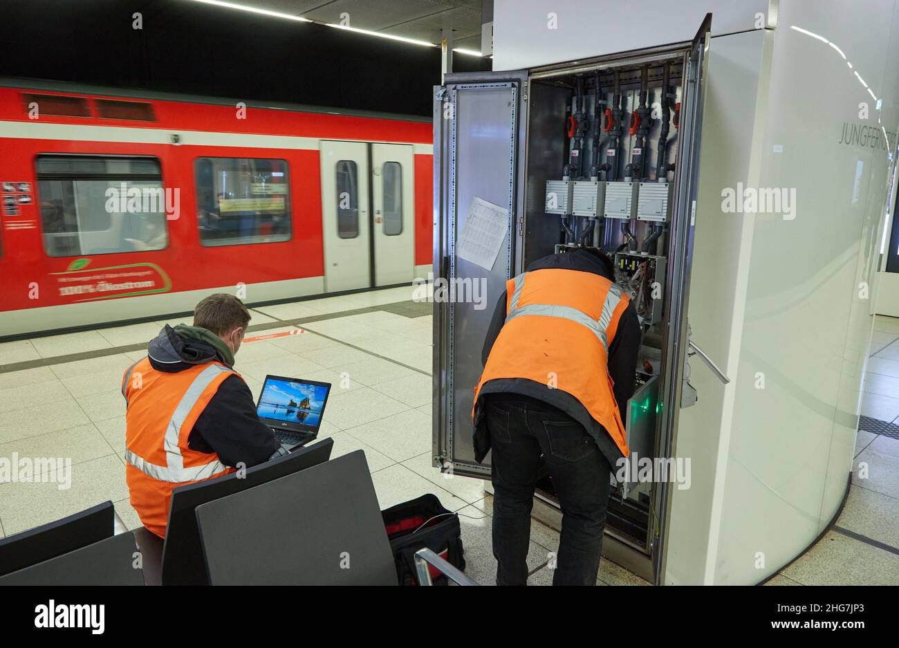 Hamburg, Germany. 18th Jan, 2022. Two employees of the safety ...