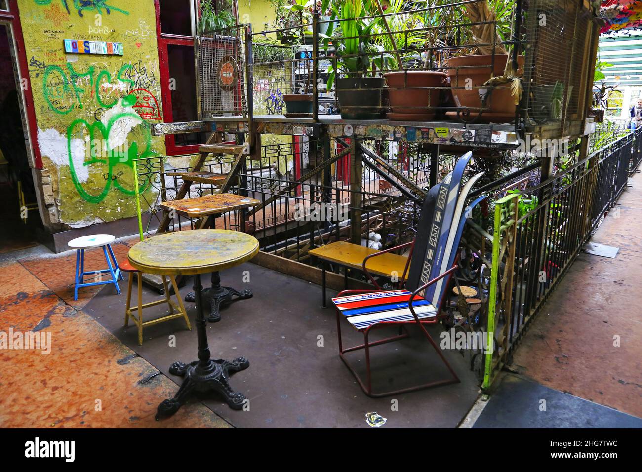 Szimpla kert jewish district ruin bar, Budapest Stock Photo - Alamy