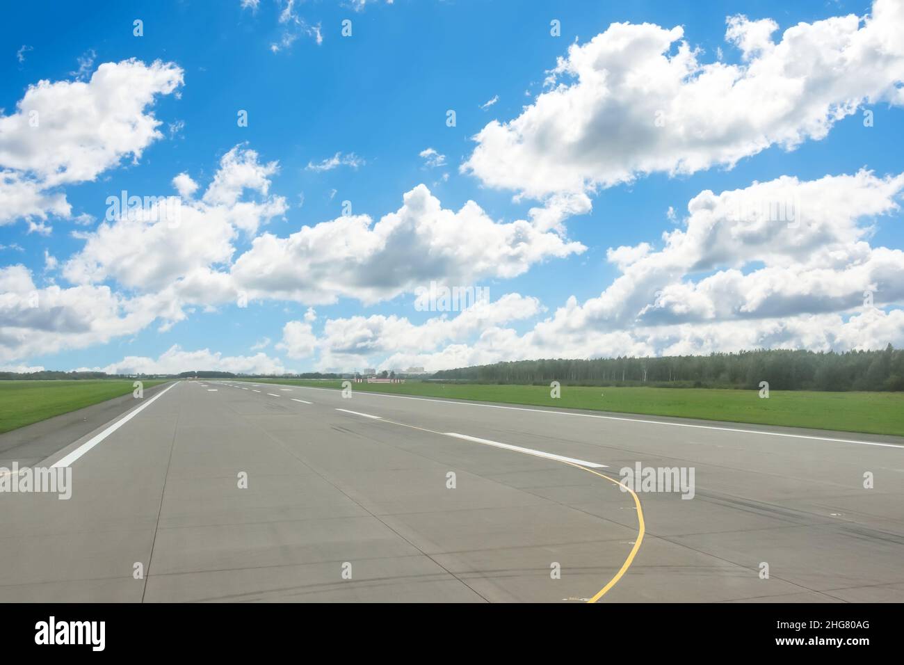 Empty runway hi-res stock photography and images - Alamy