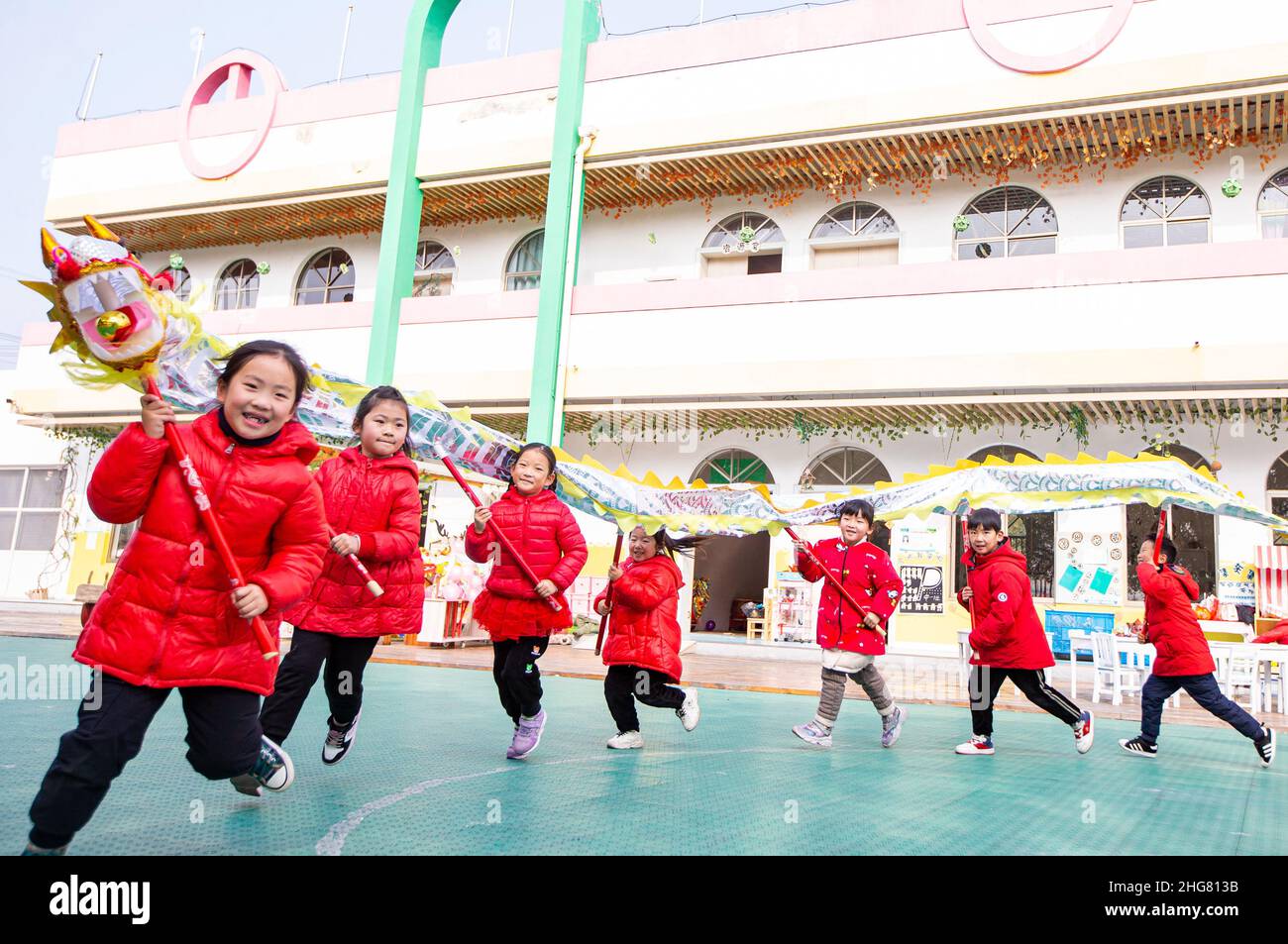 Chinese dragon dance children hi-res stock photography and images - Alamy