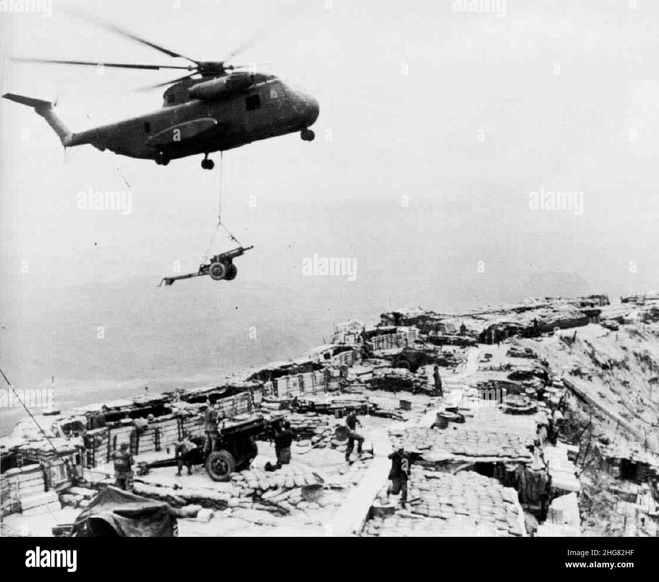 Sikorsky CH-53A delivering howitzer in Vietnam Stock Photo - Alamy Sikorsky CH-53A delivering howitzer in Vietnam Stock Photo - Alamy