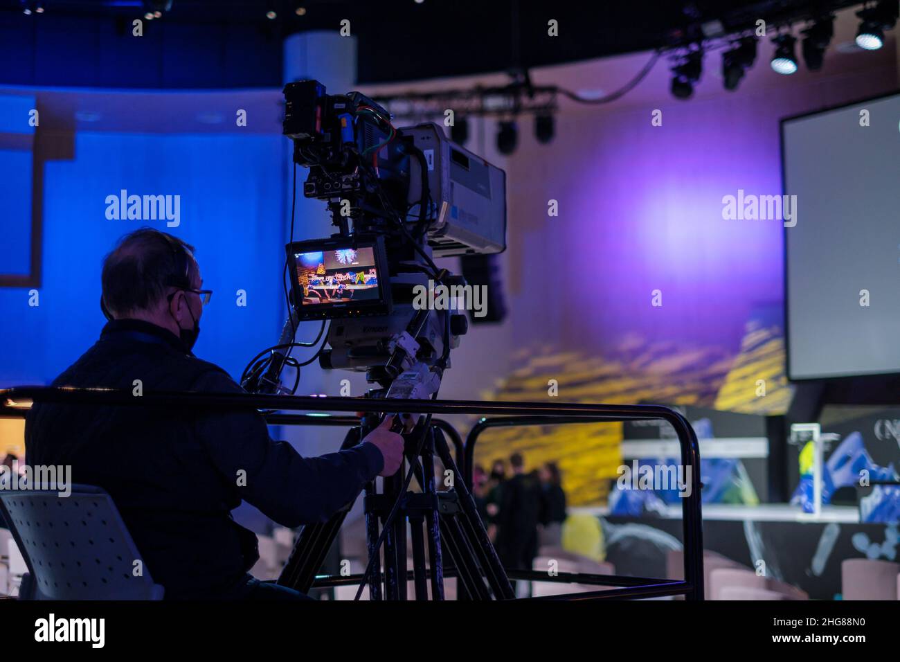 Covid meeting production hi-res stock photography and images - Alamy