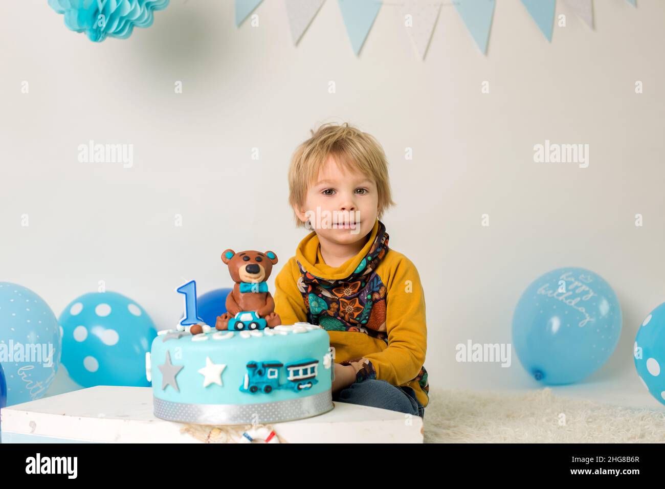 Child with cake, sitting on the floor, birthday picture Stock Photo - Alamy