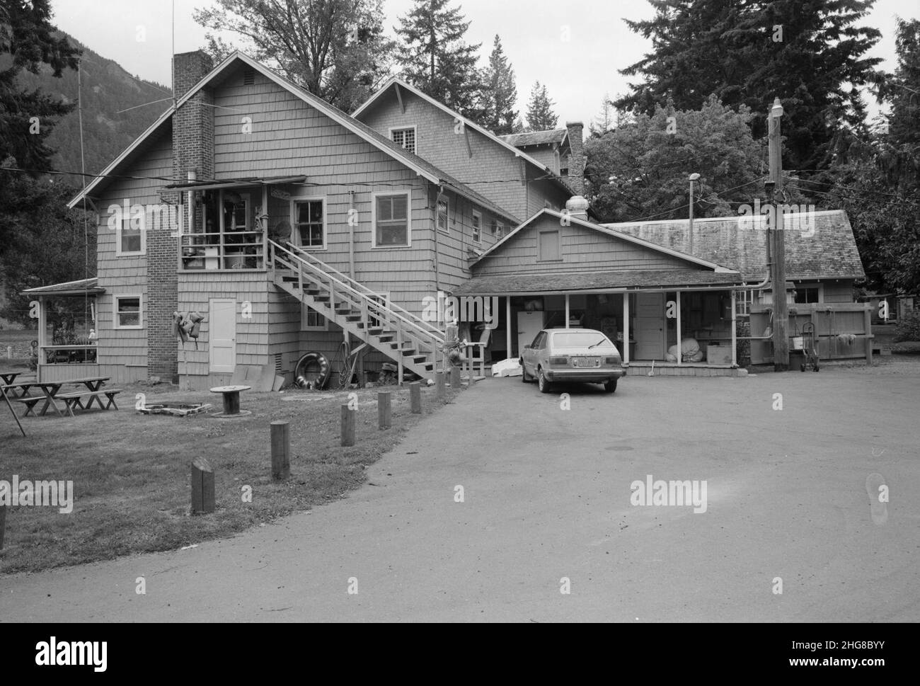 Singers Lake Crescent Tavern Lodge Stock Photo - Alamy