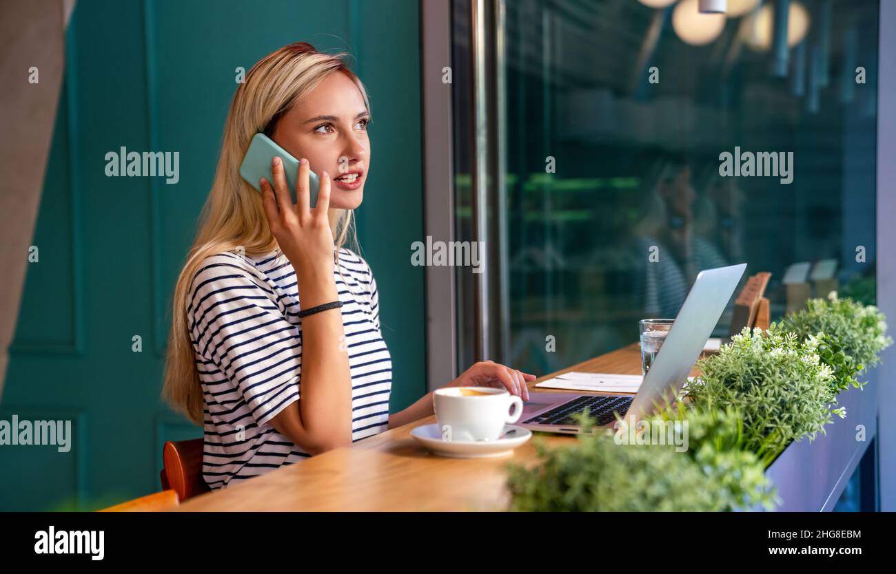 Mobile happy people hi-res stock photography and images - Alamy