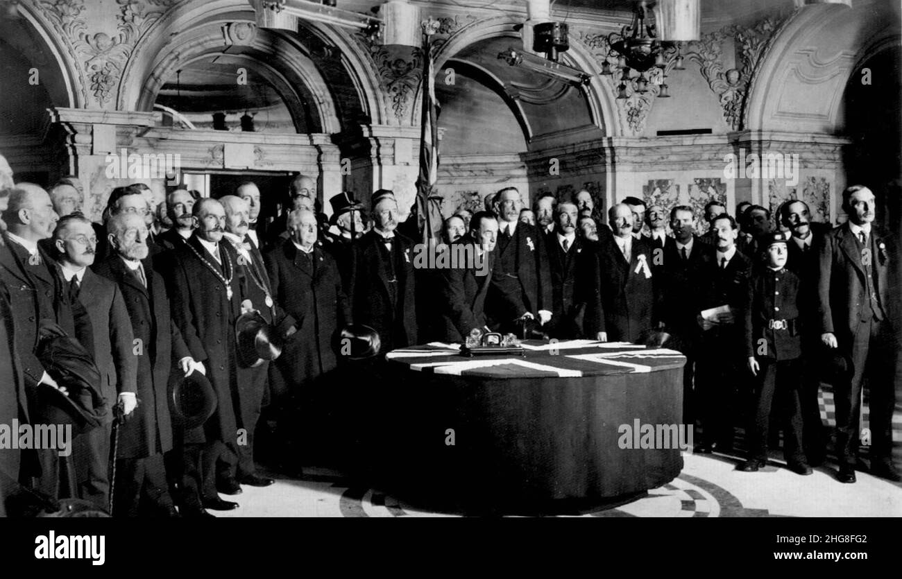 Sir Edward Carson signing the Ulster Covenant Stock Photo - Alamy