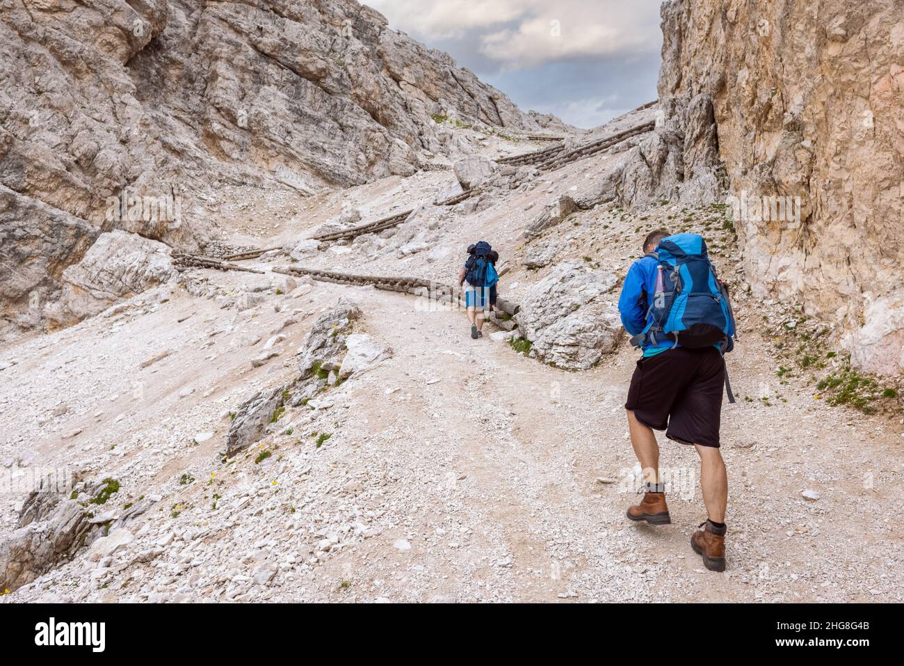 People hiking up steep slope hi-res stock photography and images - Alamy