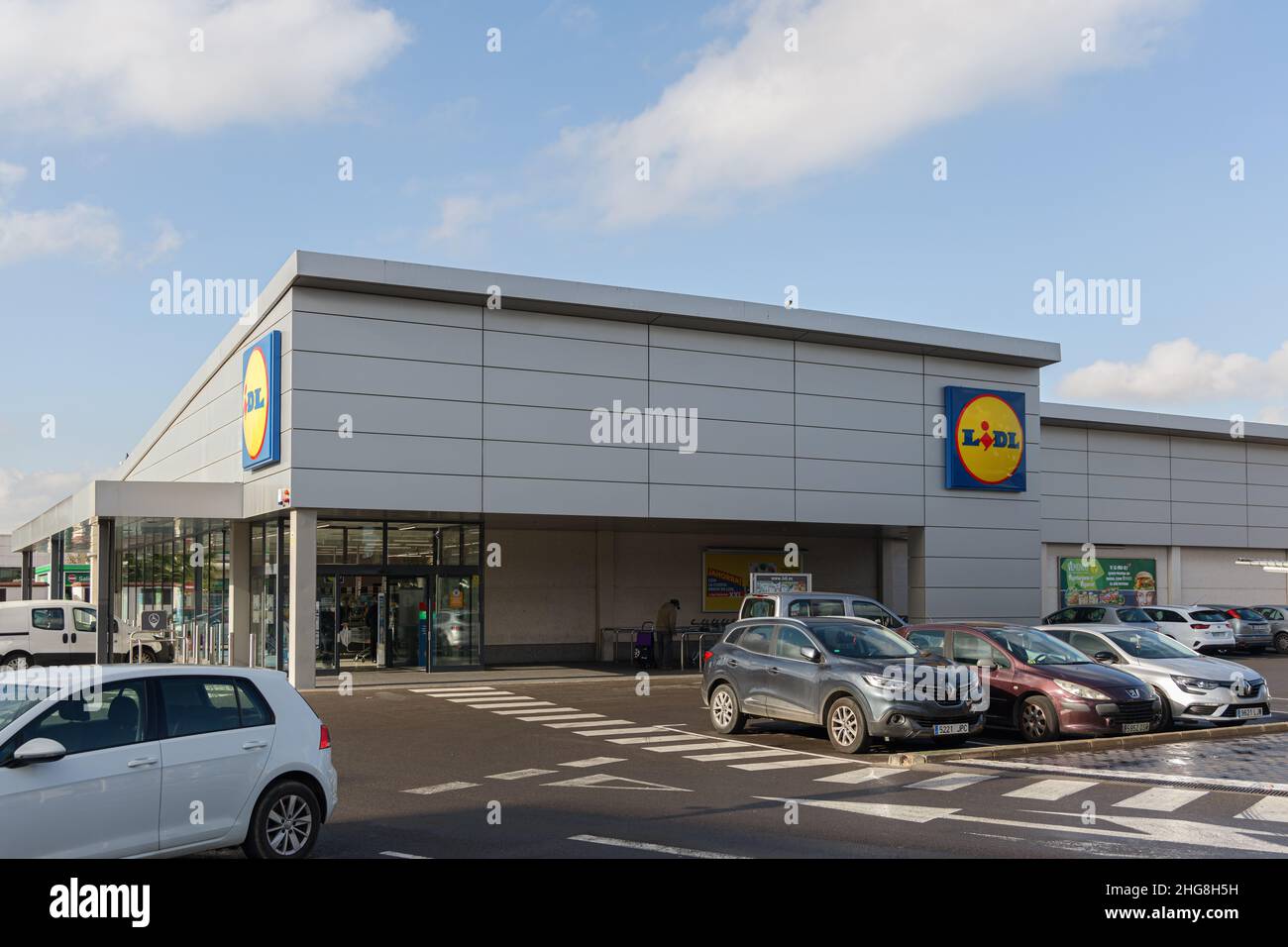 Lidl entrance hi-res stock photography and images - Alamy
