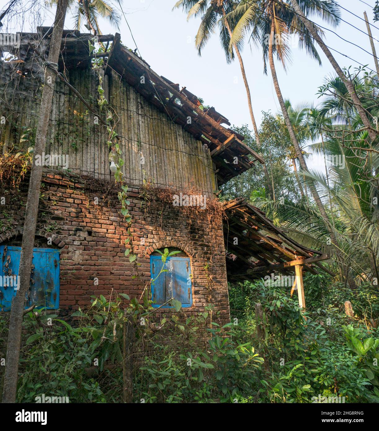 Old ruined and weathered rural house in Revdanda village near Alibag ...