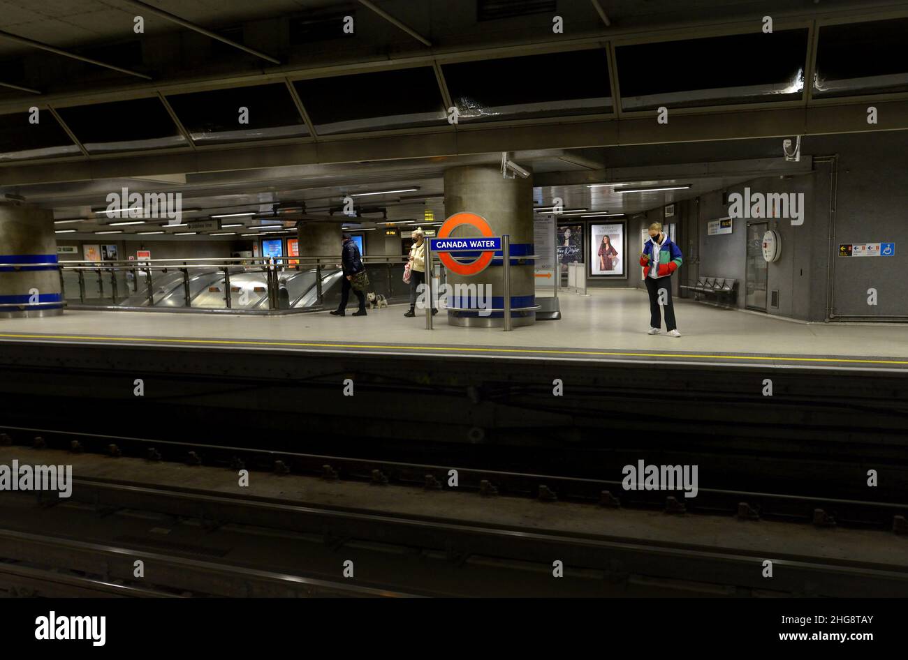 London, England, UK. Canada Water station, overground platform Stock ...