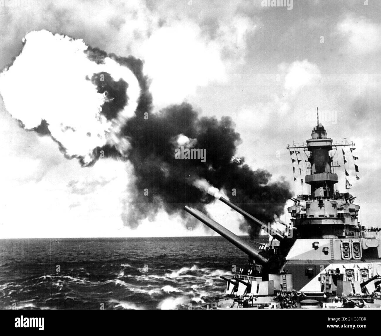 Sixteen-inch guns of the USS Iowa firing Stock Photo - Alamy