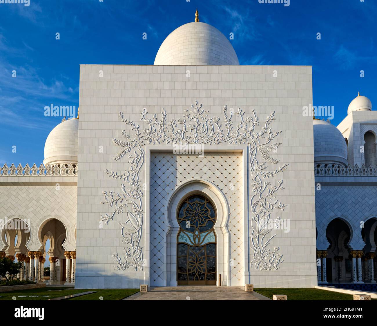 Grand sheikh zayed mosque door hi-res stock photography and images - Alamy