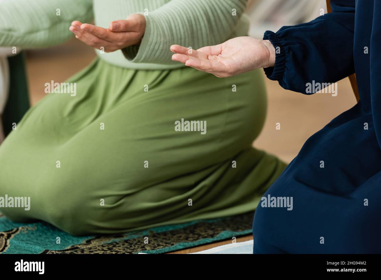 Muslim women praying hi-res stock photography and images - Alamy