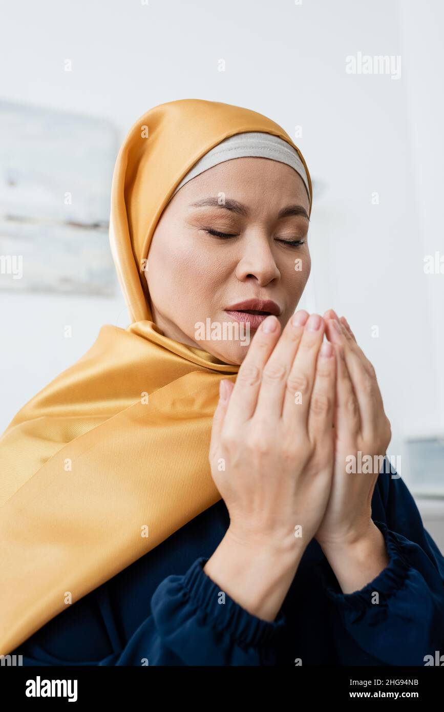 Traditional hijabs hi-res stock photography and images - Alamy