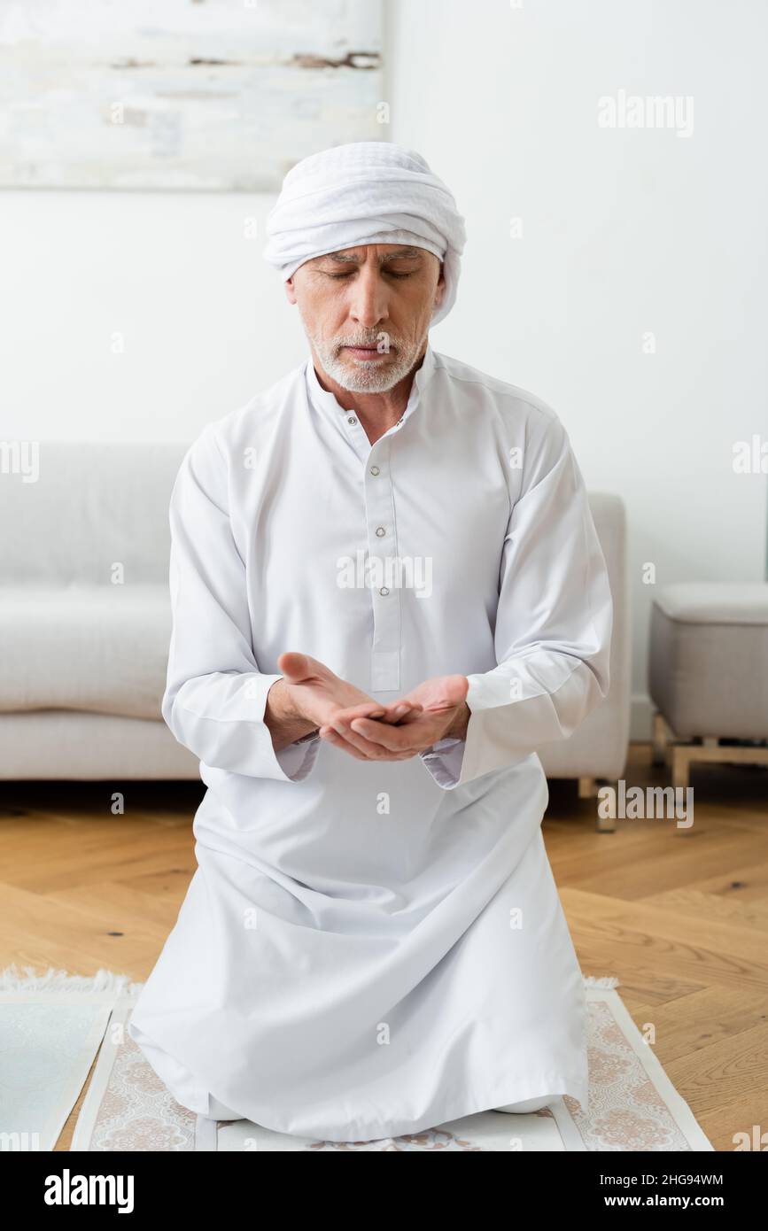 Mature muslim women in hi-res stock photography and images - Alamy