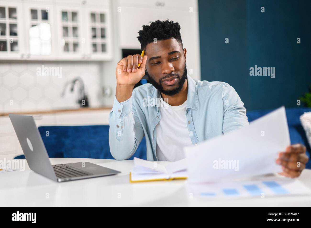 Man desk office sheets hi-res stock photography and images - Alamy