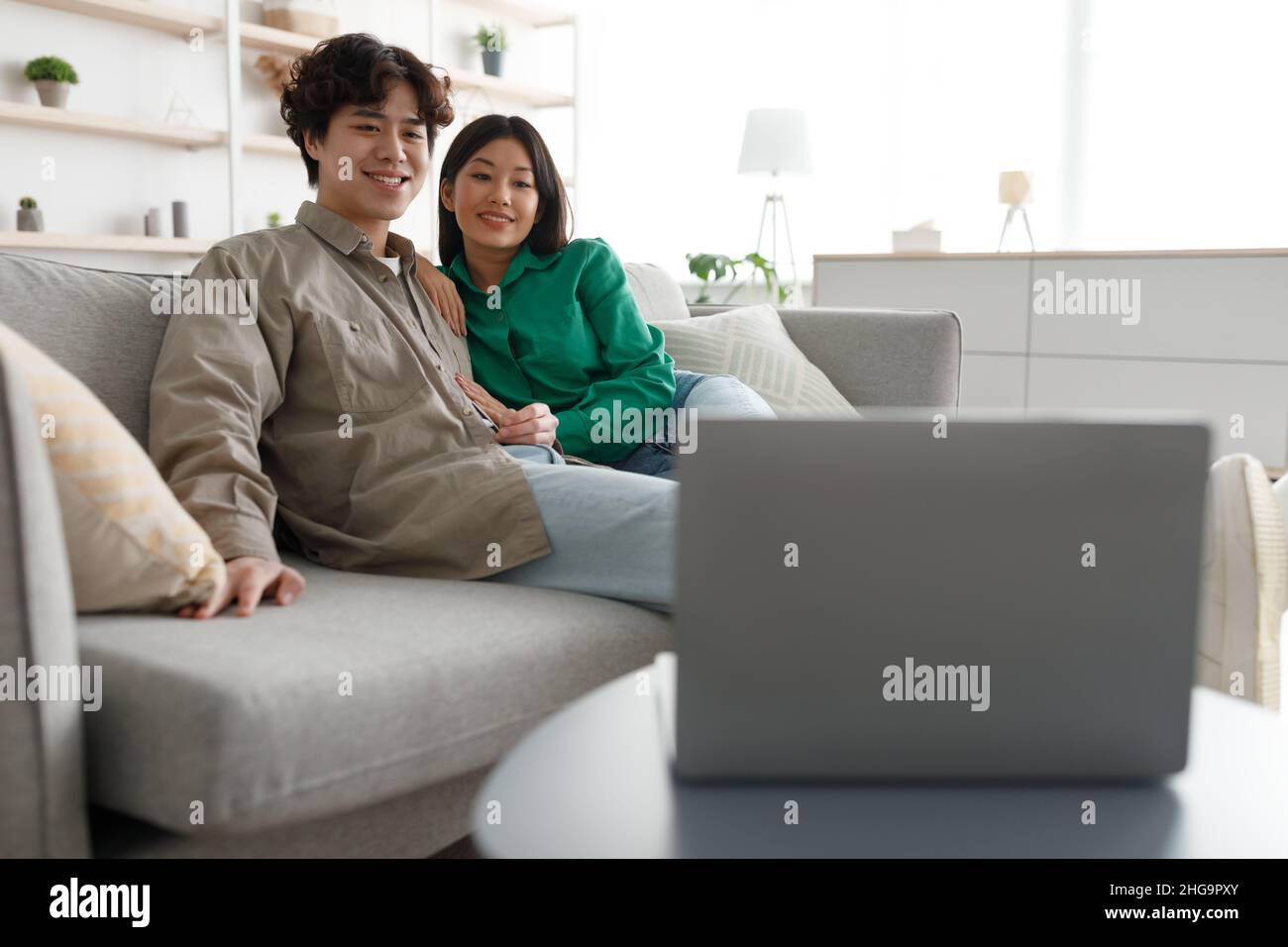 Couch movie laptop hi-res stock photography and images - Alamy