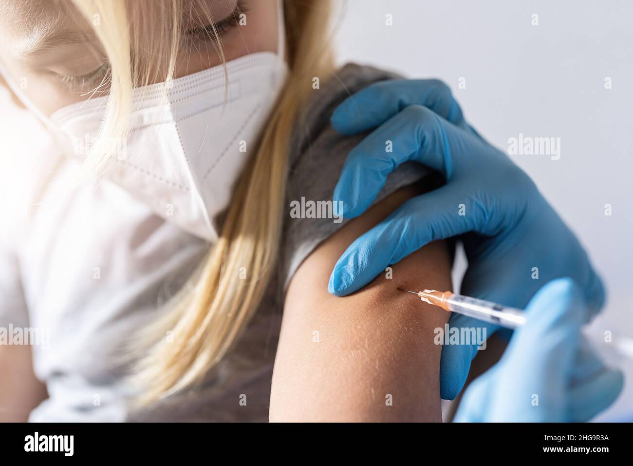 Doctor giving child intramuscular injection hi-res stock photography ...