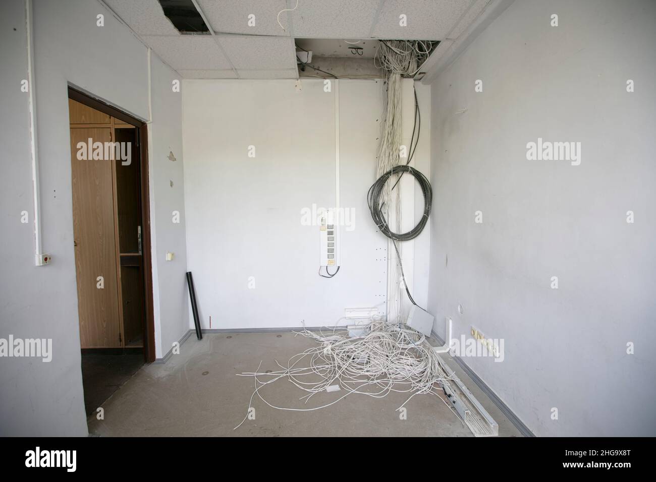Electrical wires in office hi-res stock photography and images - Alamy