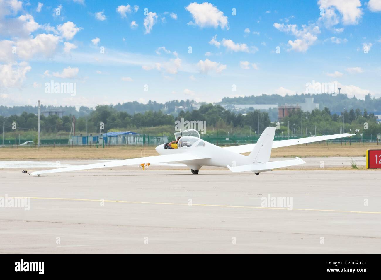 Glider before takeoff on the runway in good weather Stock Photo - Alamy