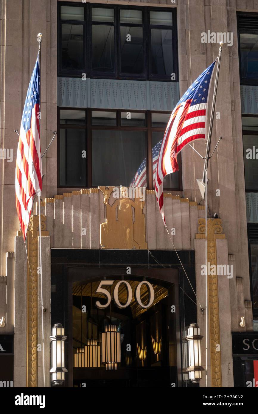500 Fifth Avenue Entrance with a holiday wreath, NYC, USA 2022 Stock ...