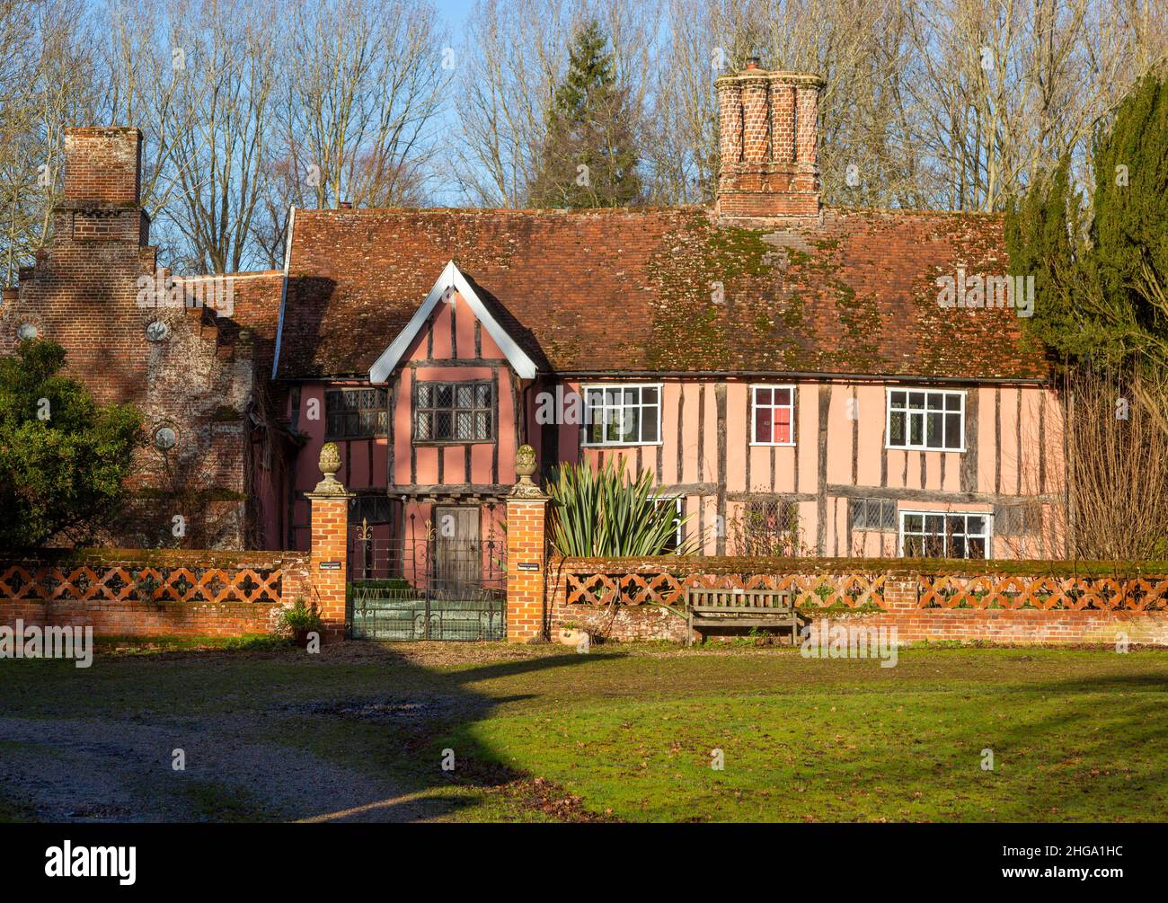 Chimneys english country manor hi-res stock photography and images - Alamy