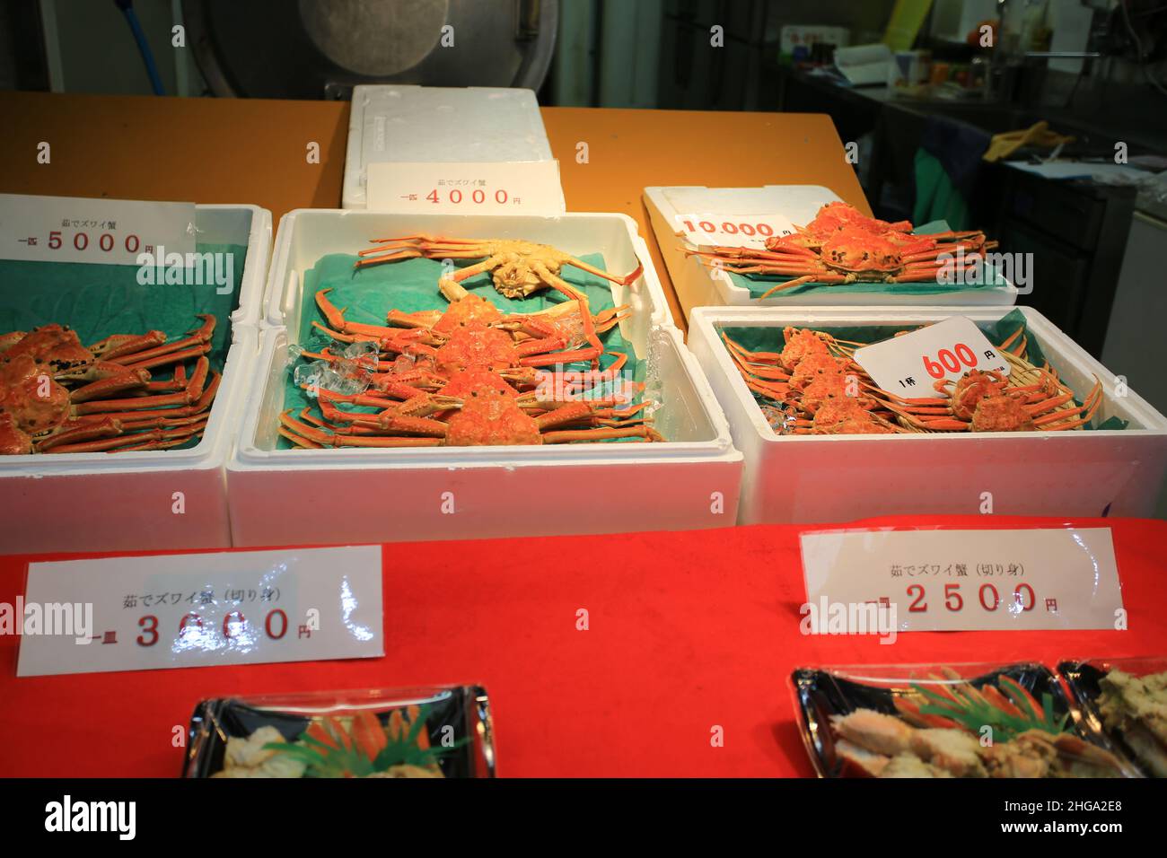osaka market selling the alakan king crab Stock Photo - Alamy