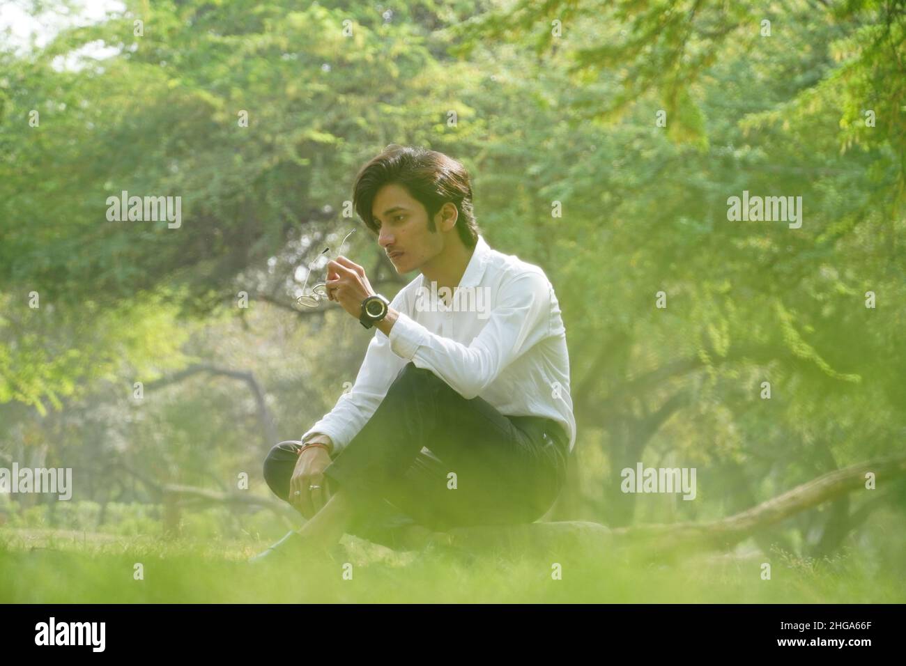 Man sitting in park hi-res stock photography and images - Alamy