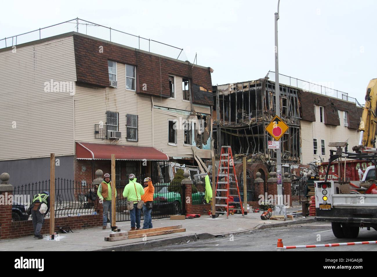 Bronx, USA. 19th Jan, 2022. (NEW) An explosion at Bronx house causing ...