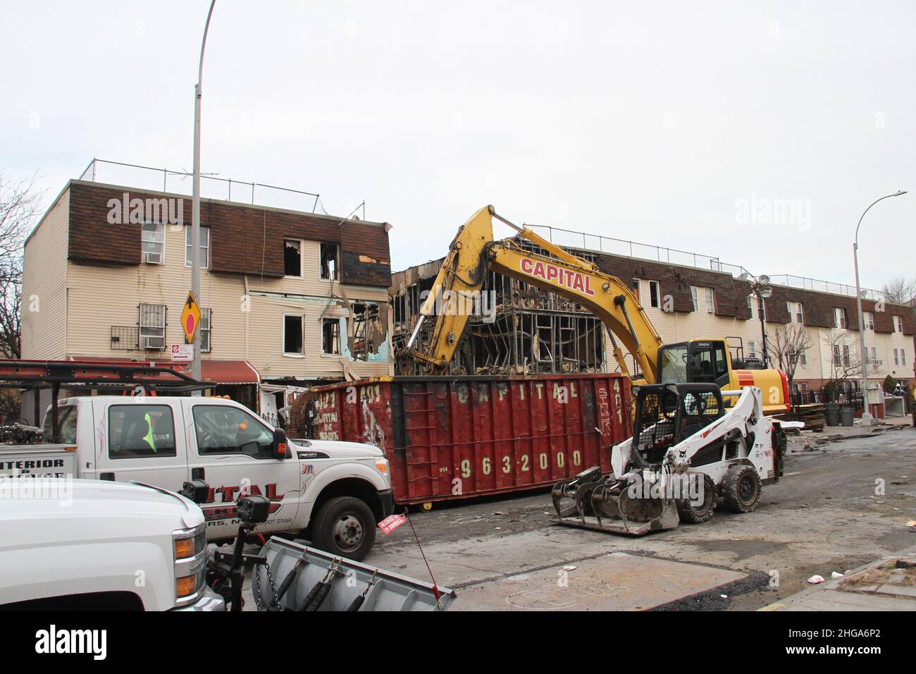 Bronx, USA. 19th Jan, 2022. (NEW) An explosion at Bronx house causing ...