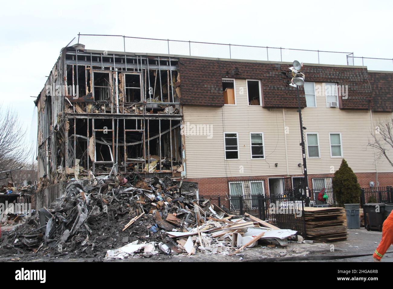 Bronx, USA. 19th Jan, 2022. (NEW) An explosion at Bronx house causing ...