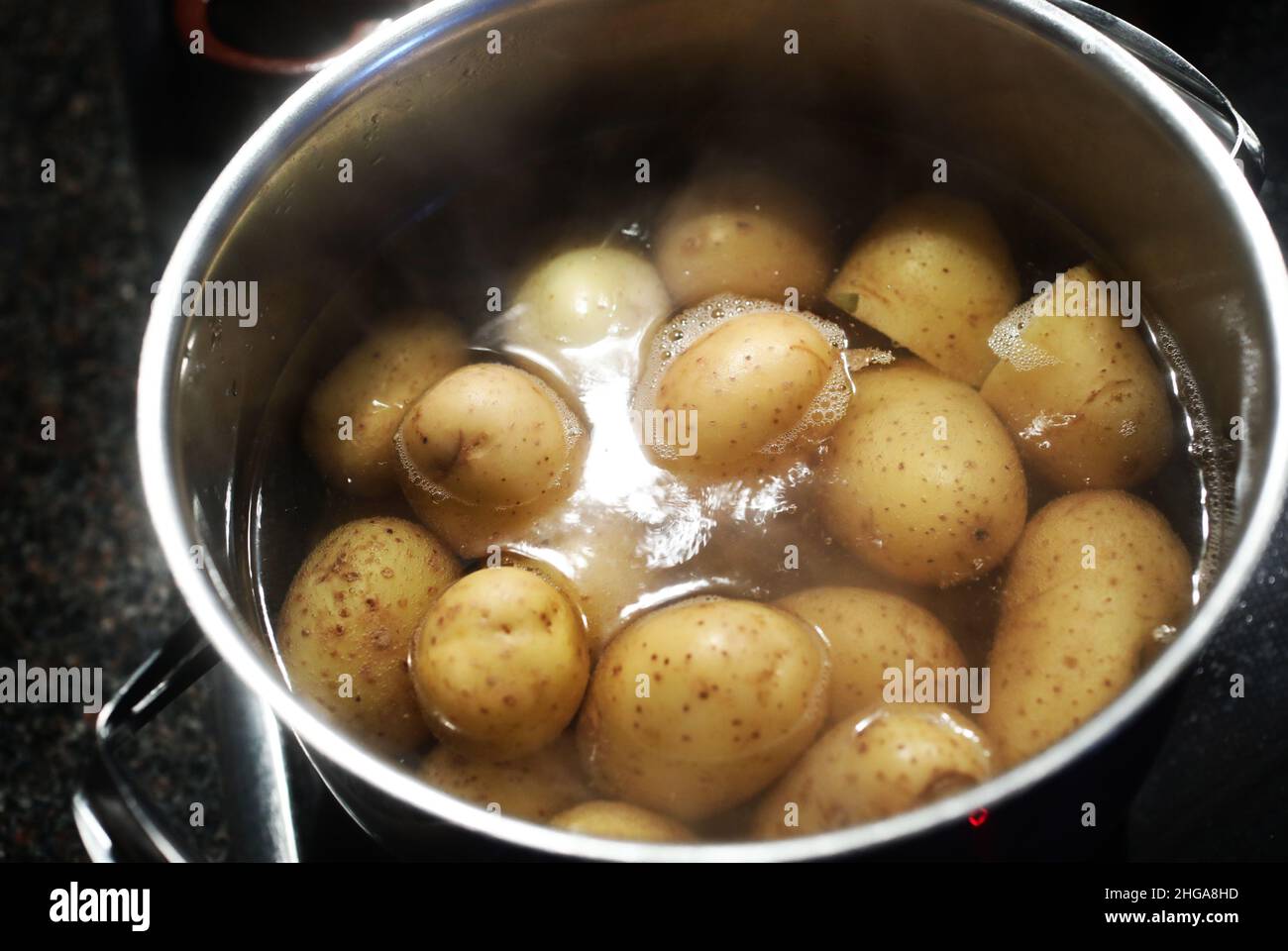 Koka potatis hi-res stock photography and images - Alamy