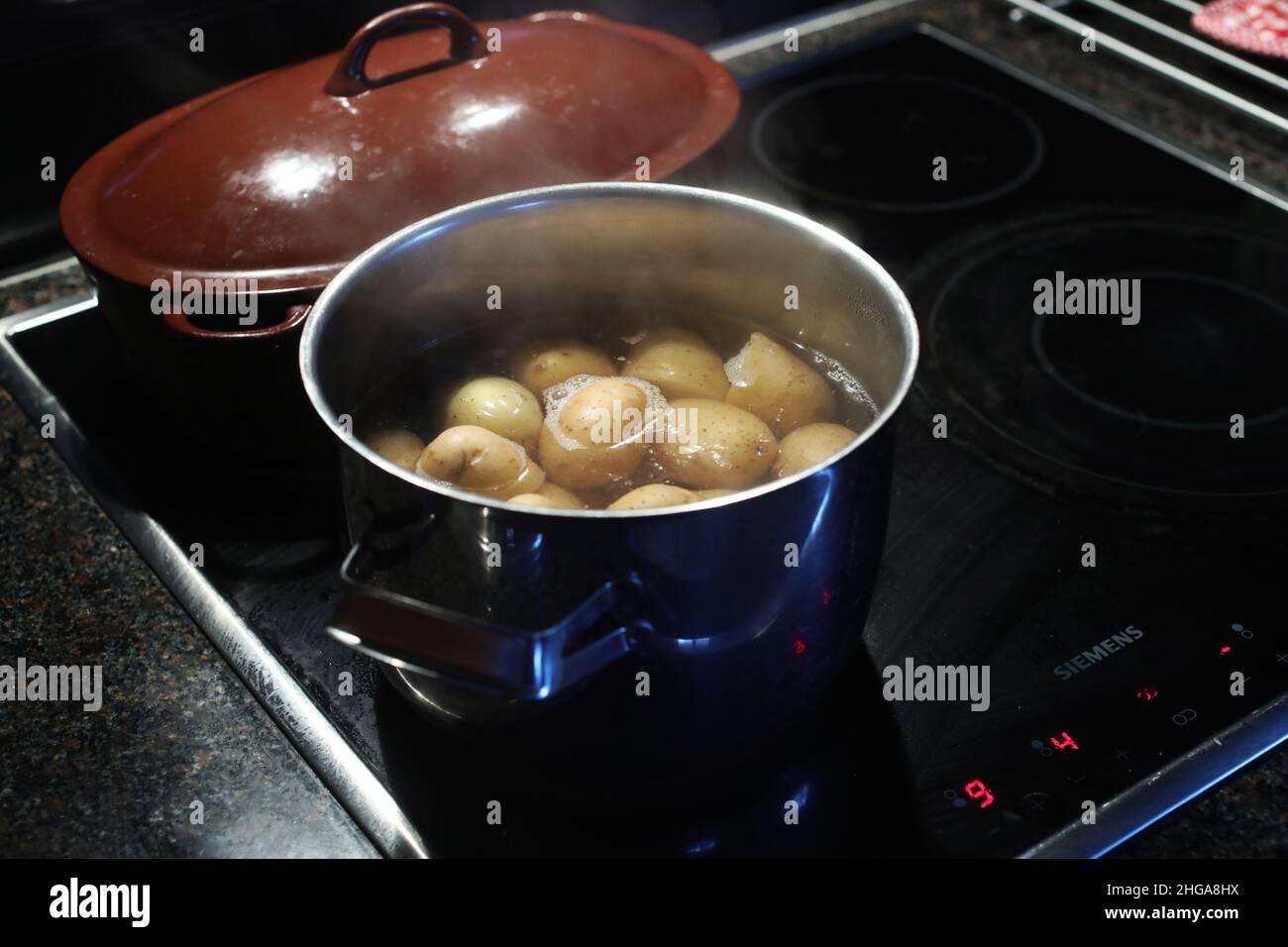 Koka potatis hi-res stock photography and images - Alamy
