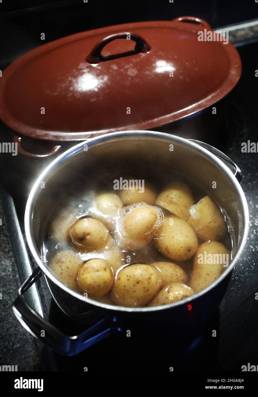 Koka potatis hi-res stock photography and images - Alamy