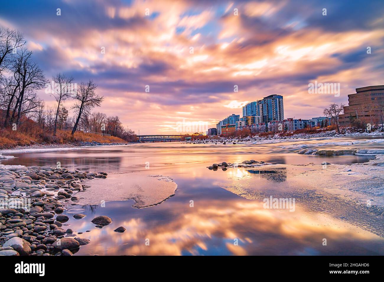 Canada reflection skyline reflect hi-res stock photography and images ...