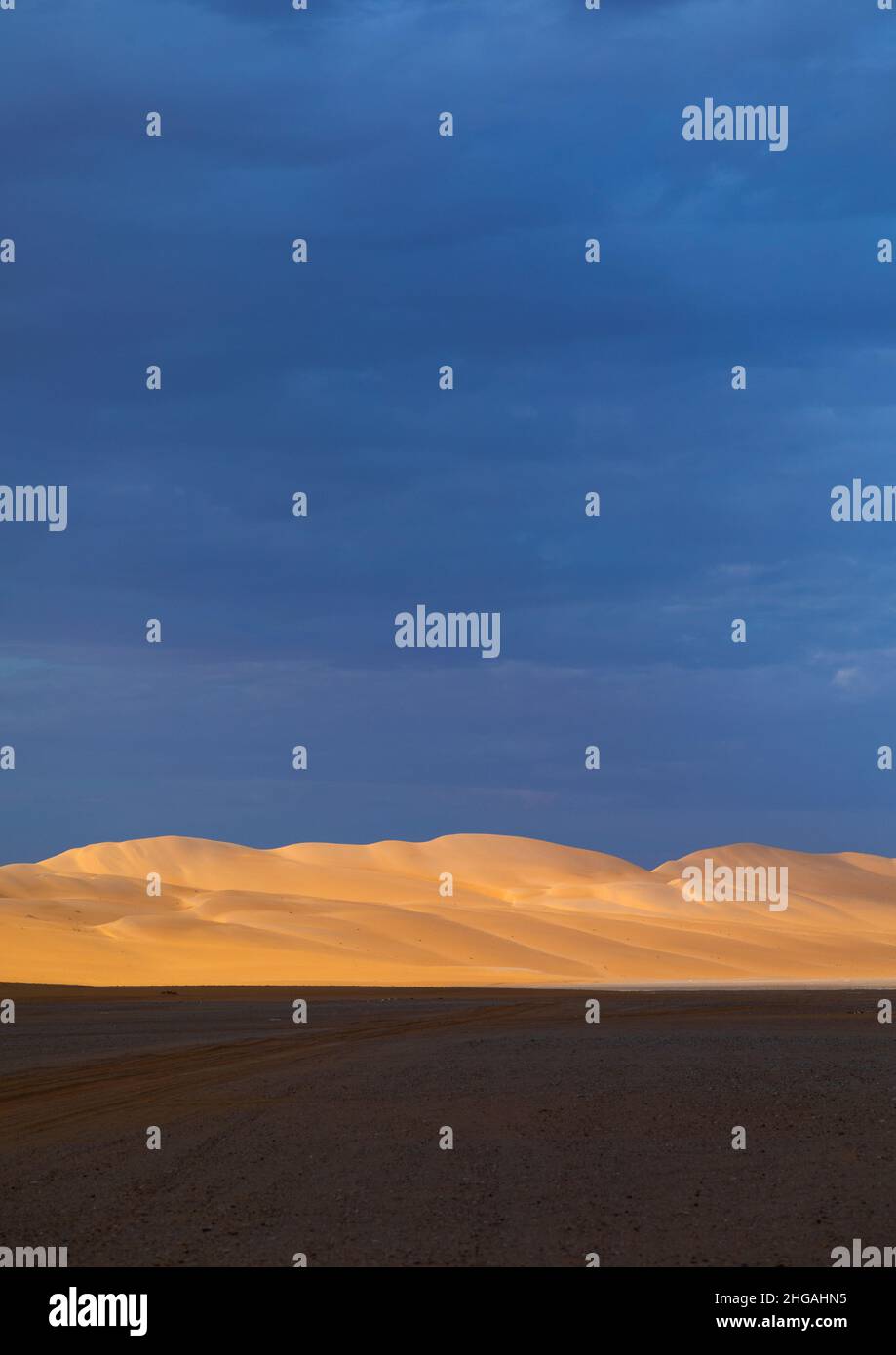 Saudi arabia desert hi-res stock photography and images - Alamy