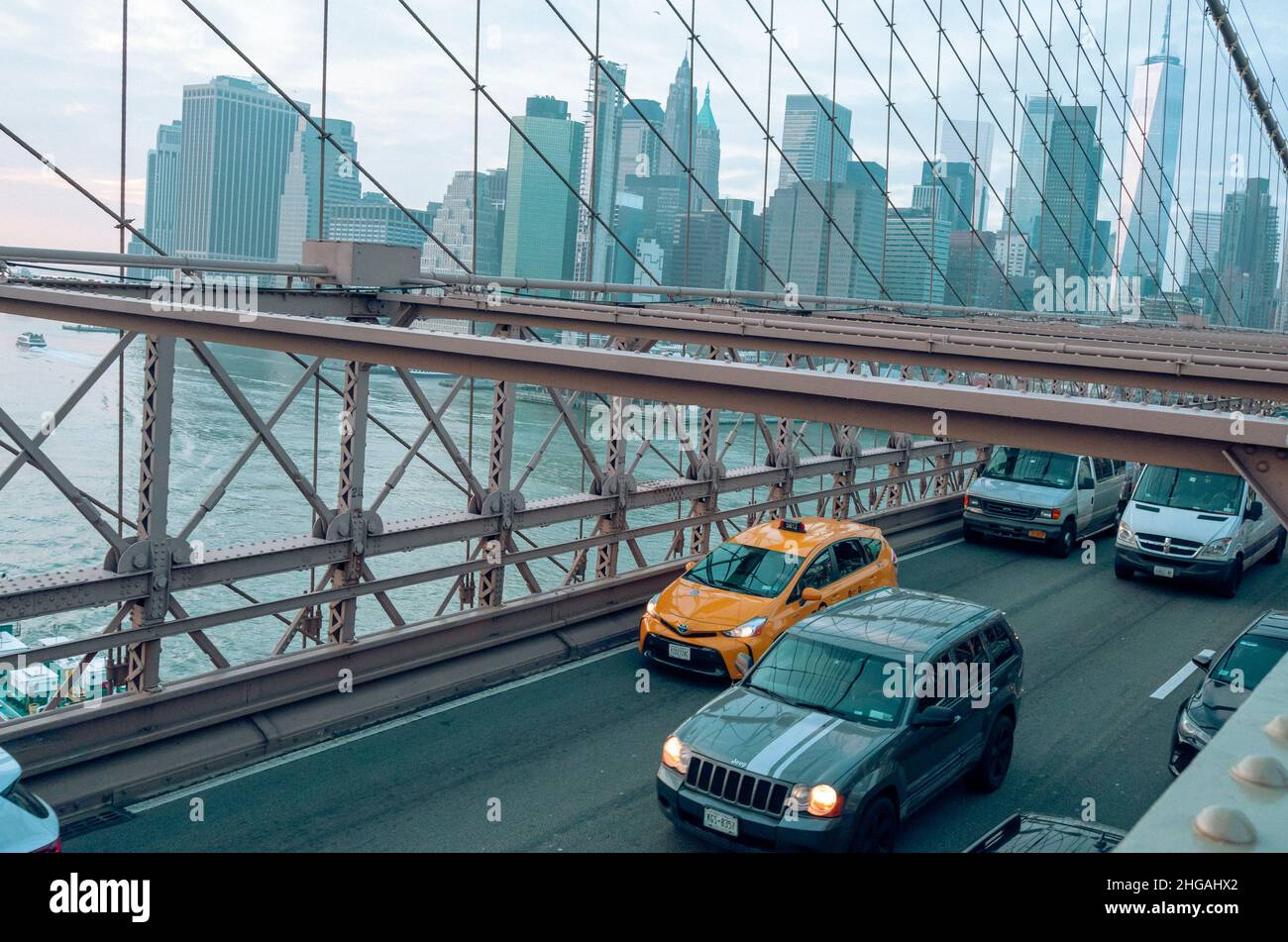 Yellow taxi cab manhattan bridge hi-res stock photography and images ...