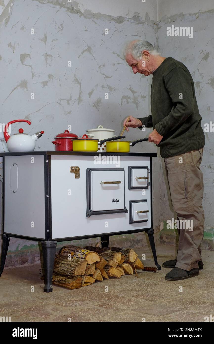 Man burning kitchen hi-res stock photography and images - Alamy