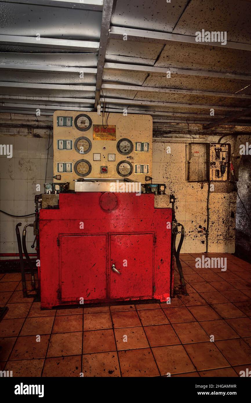 Old mill production oil hi-res stock photography and images - Alamy
