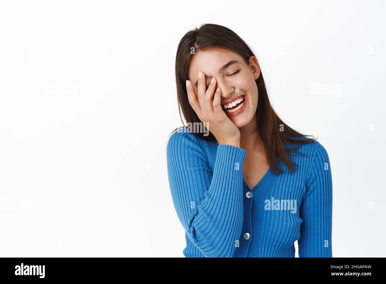 Close up portrait of beautiful brunette woman laughing and smiling ...