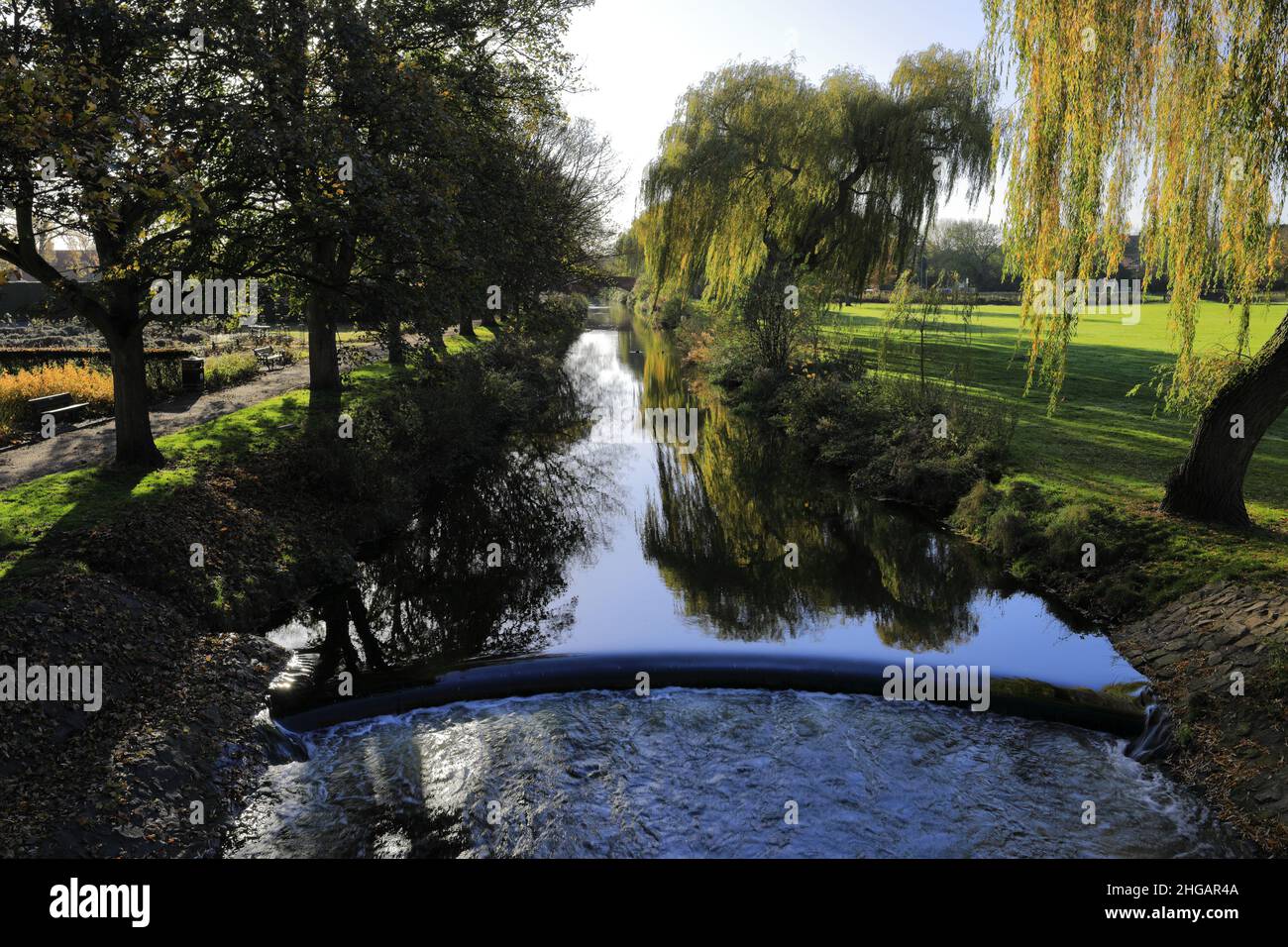 Autumn view over the River Idle in Kings Gardens, market town of ...