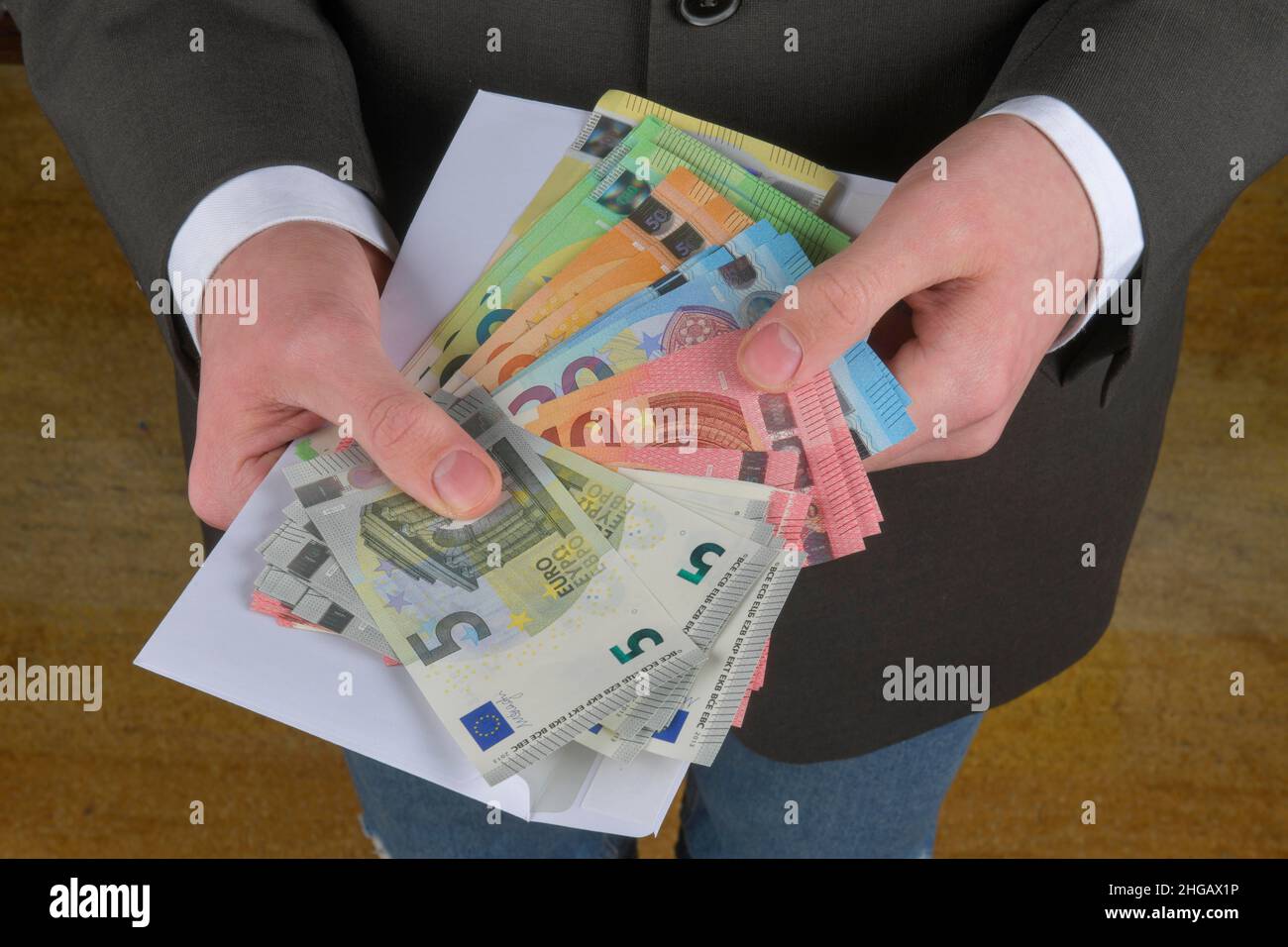 Hand, money envelope, symbol photo pay packet, studio shot Stock Photo ...