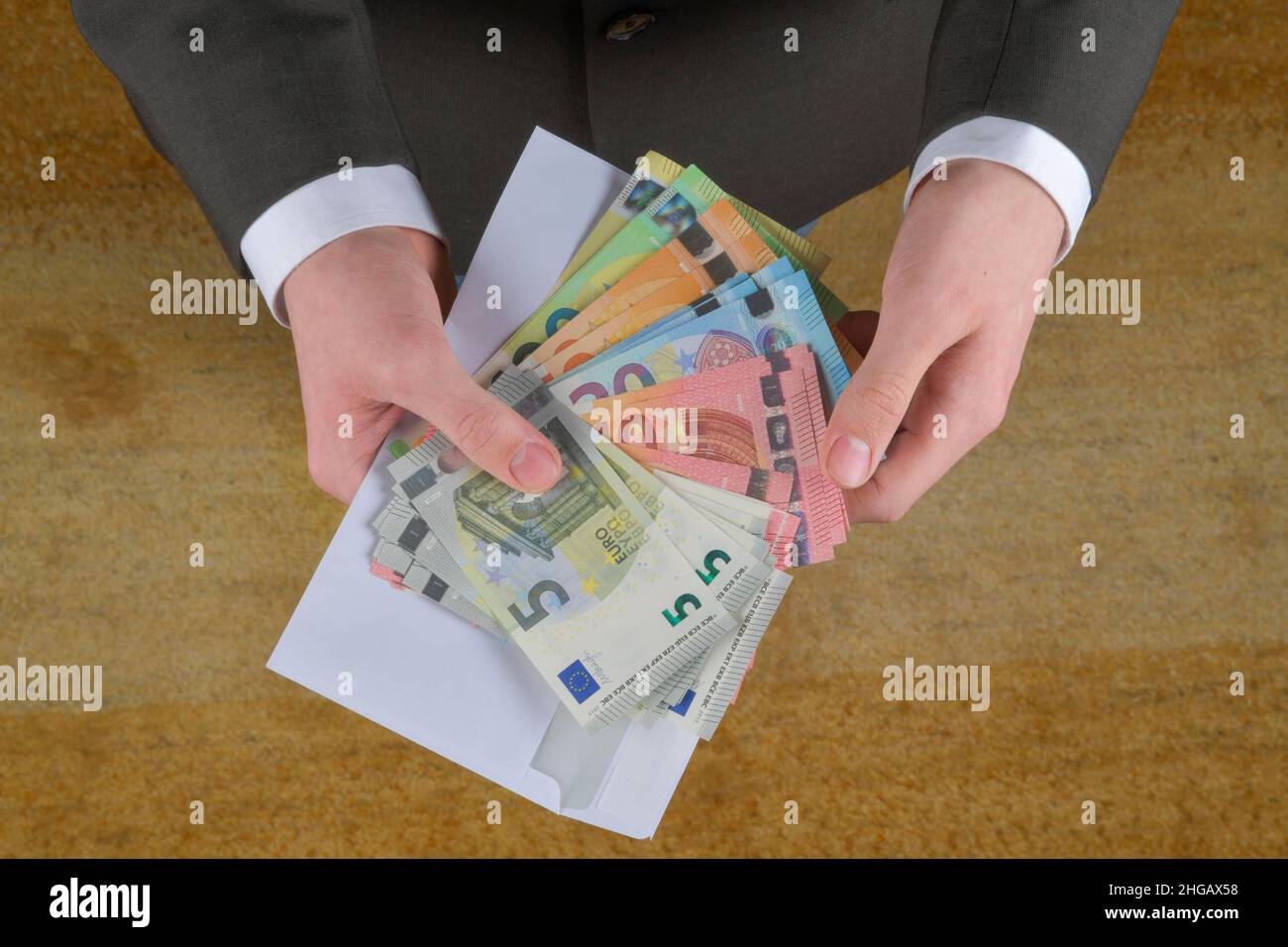 Hand, money envelope, symbol photo pay packet, studio shot Stock Photo ...
