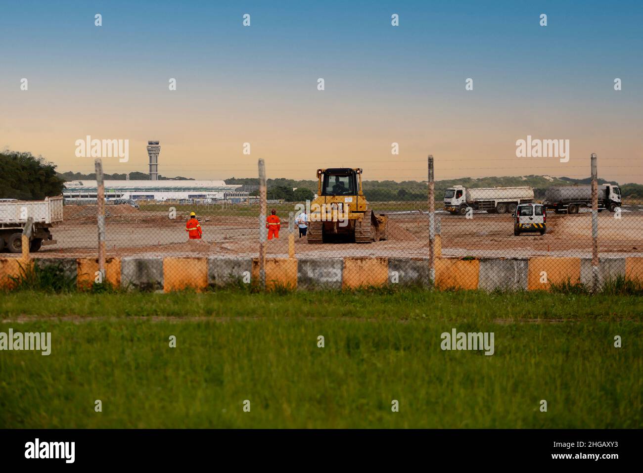Aeroplane runway workers hi-res stock photography and images - Alamy